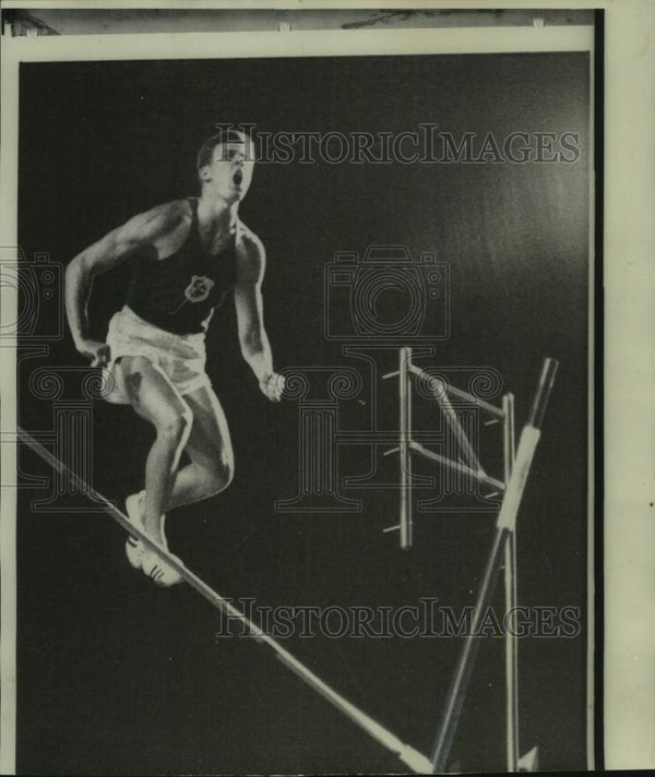 1967 Press Photo Southern Cal college pole vaulter Bob Seagren in Prov ...