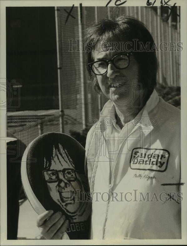 1974 Press Photo Tennis player Bobby Riggs holds portrait tennis racke ...