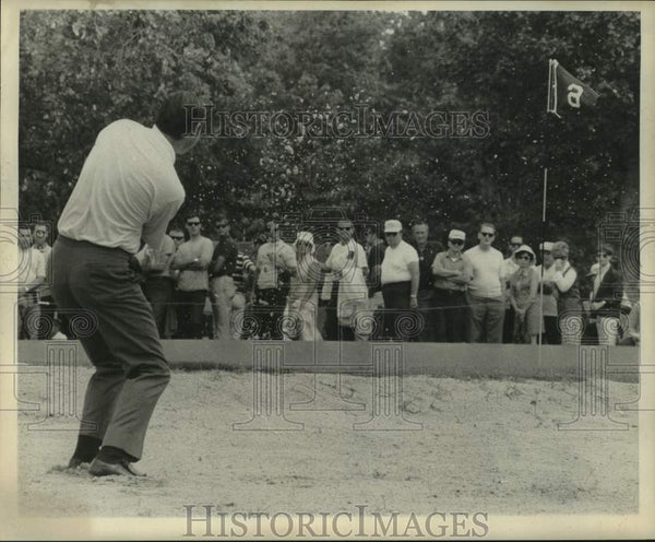 1969 Press Photo Golfer Johnny Pott chips onto the green from sand bun ...