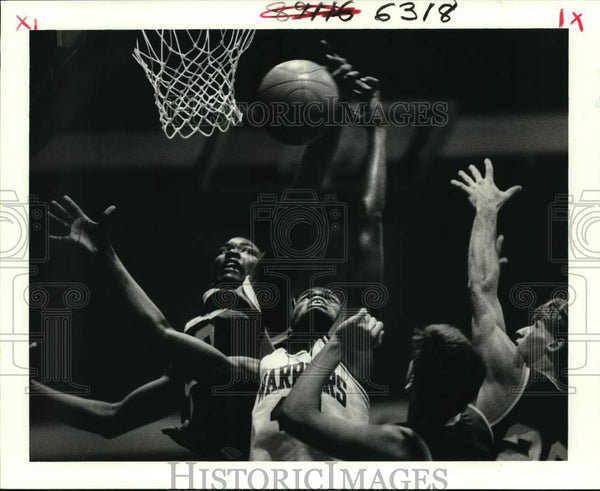 1987 Press Photo Shaw High School basketball players scramble for a re ...