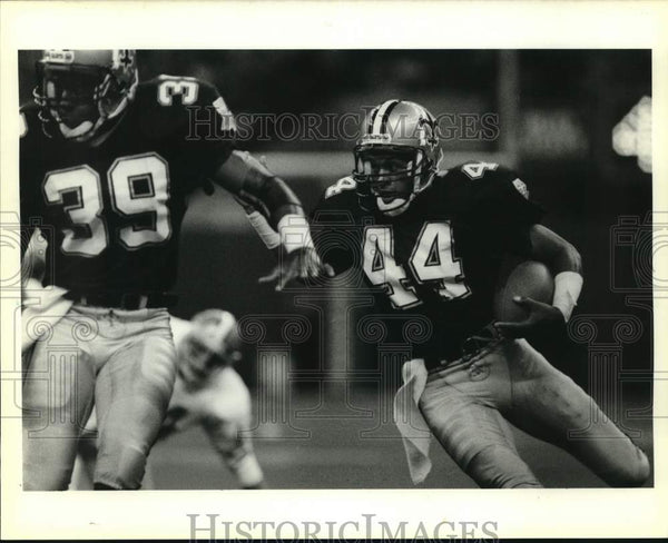 1988 Press Photo Saints football forward safety Dave Waymer starts a r ...