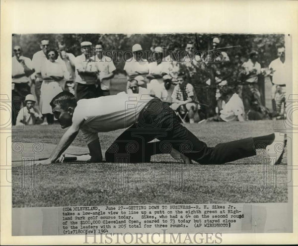 1964 Press Photo Golfer R.H. Sikes Jr. eyes putt in 3rd round of Cleve ...