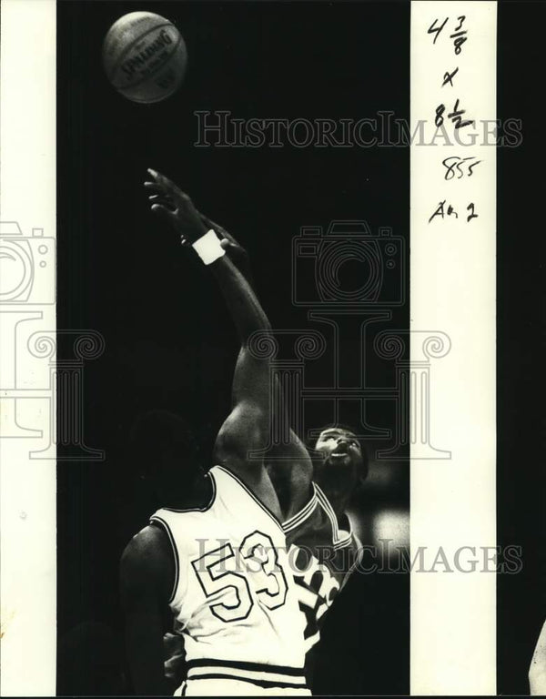 1980 Press Photo ASU's Alton Lister and UNO's Sherman Scott jump for b ...
