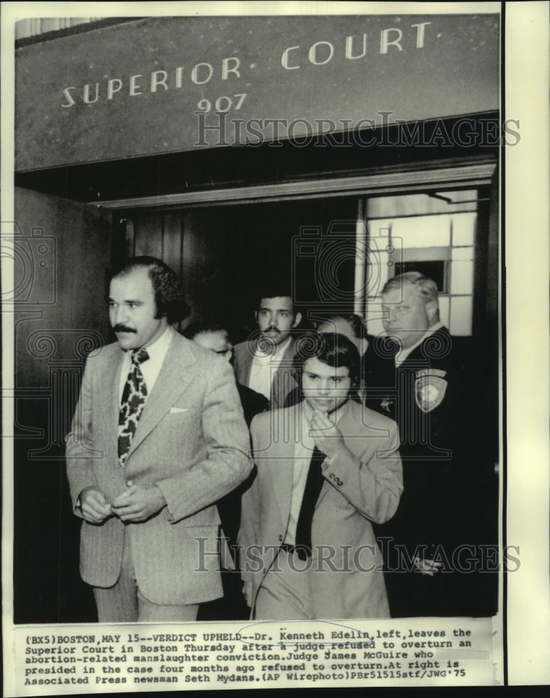 1975 Dr. Edelin & others leave courtroom after refusal of conviction ...