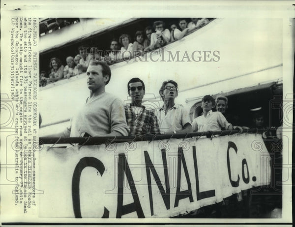 1969 Press Photo Passengers of crippled Fairsea disembark in Balboa ...