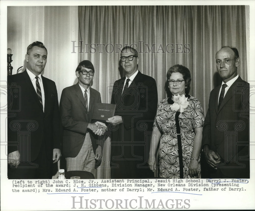 1969 Press Photo Darryl J. Foster & others at his presentation of awar ...