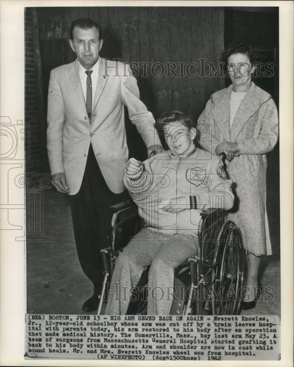 1962 Press Photo Accident victim Everett Knowles, Jr. with parents - n ...