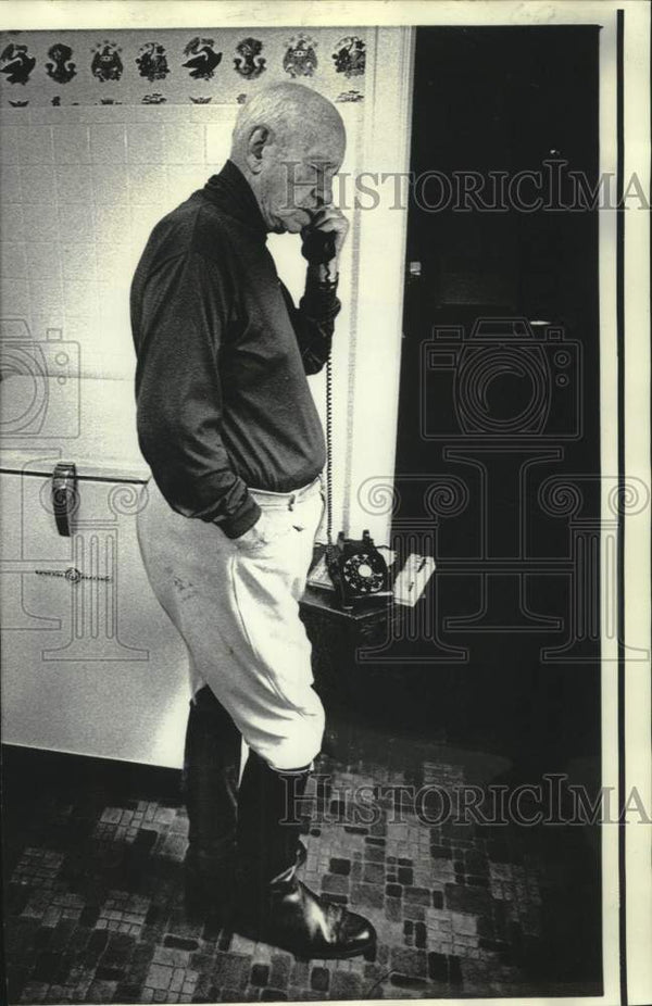 1972 Press Photo Former presidential candidate M.F.Landon talks on tel ...