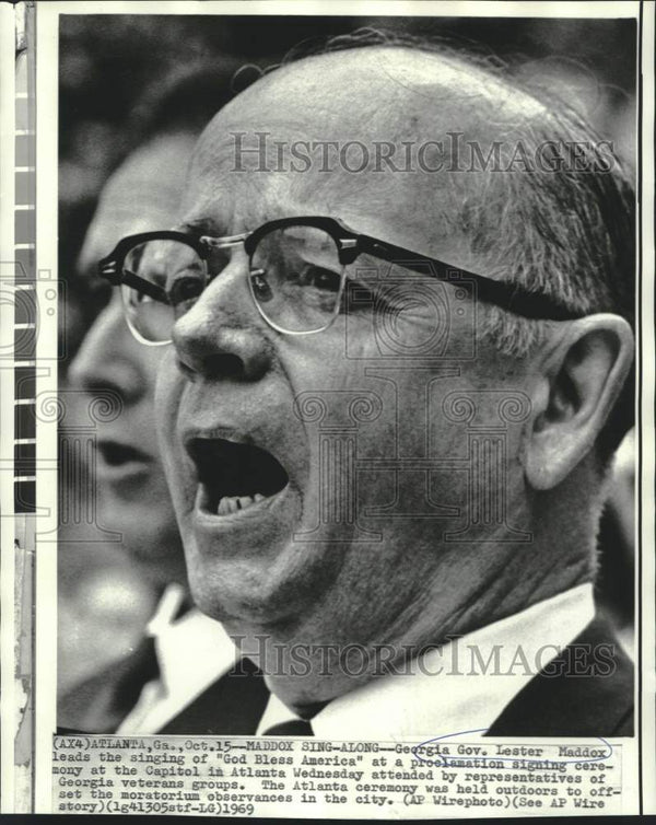 1969 Press Photo Governor Lester Maddox sings at proclamation signing ...