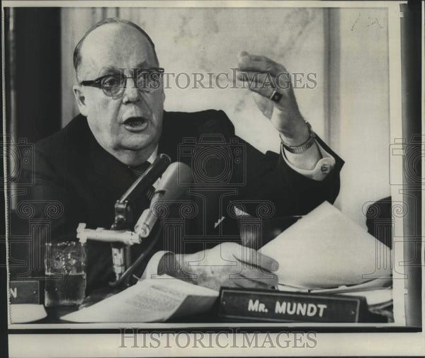 1967 Senator Karl Mundt reads letter to Foreign Relations Committee ...
