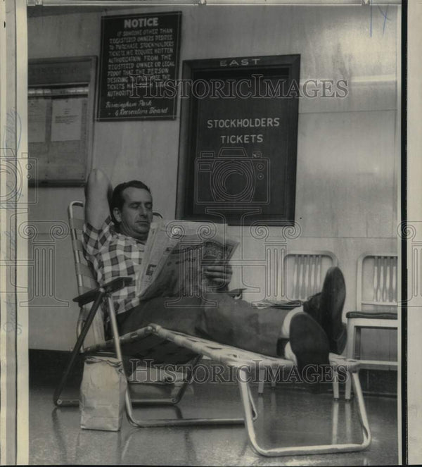 1968 Press Photo James Townsend relaxes while waiting for football tic ...