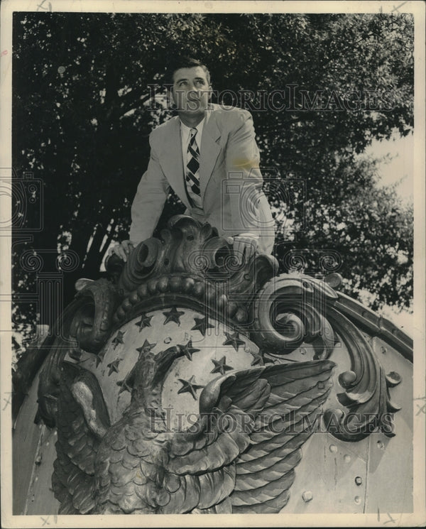 1947 Press Photo Correspondent Bill Minor poses on bow of first Battle ...