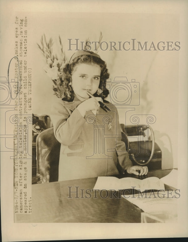 1946 Press Photo Patty Foster, youngest television star, signs contrac ...