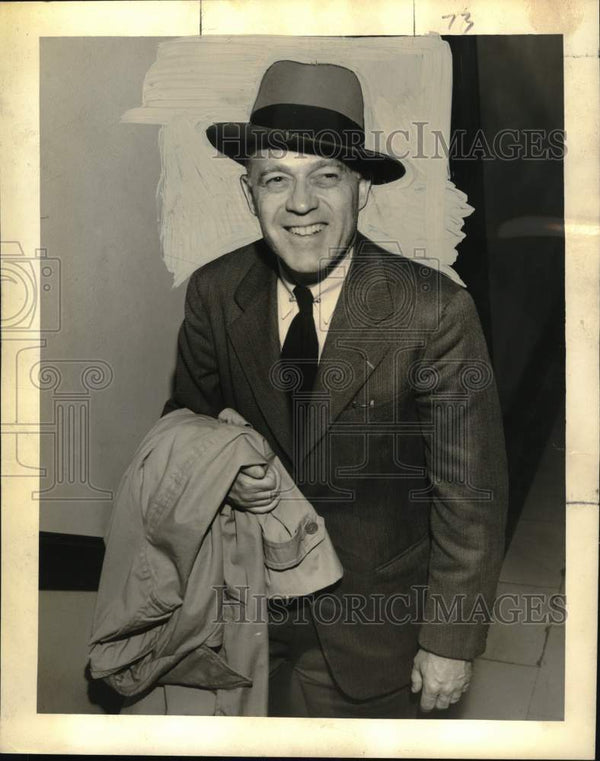 1951 NBC UN correspondent Leon Pearson smiles for the camera - Historic ...