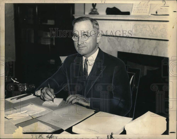 1964 Press Photo President Harry S. Truman takes notes at his desk ...