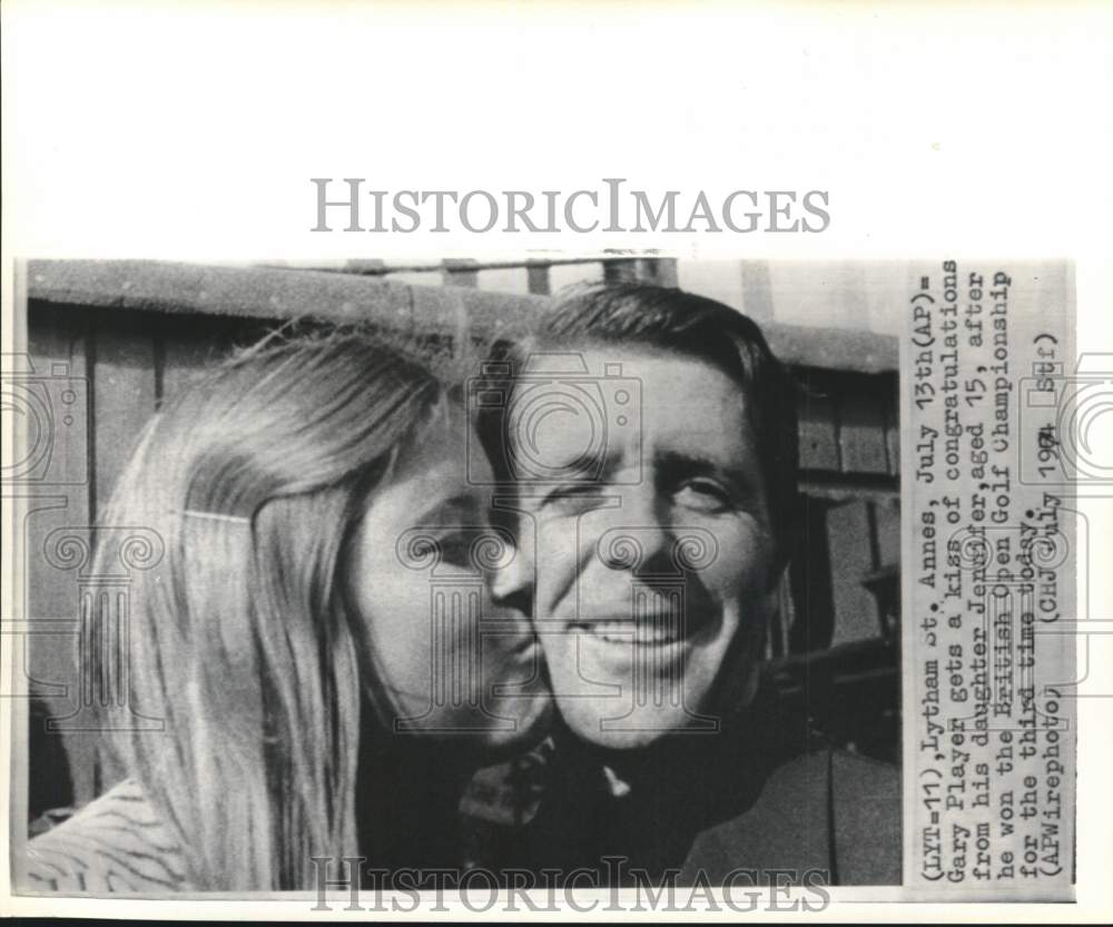 1974 Press Photo Golfer Gary Player kissed by daughter Jennifer, Lytha ...