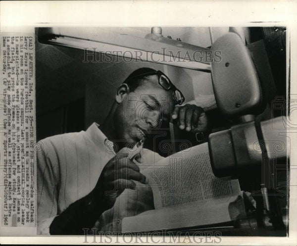 1968 Press Photo Purdue's football player Leroy Keyes reads a book, In ...