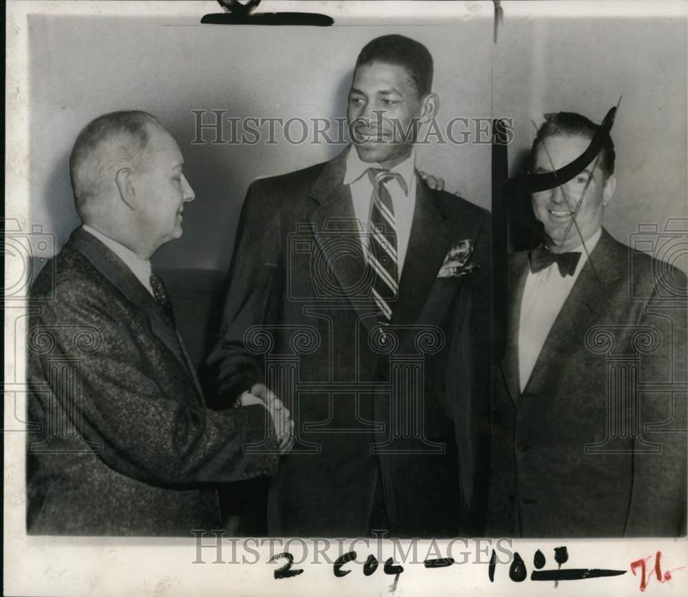 1951 Press Photo District Attorney DeLuca Thanks Manhattan Basketball ...