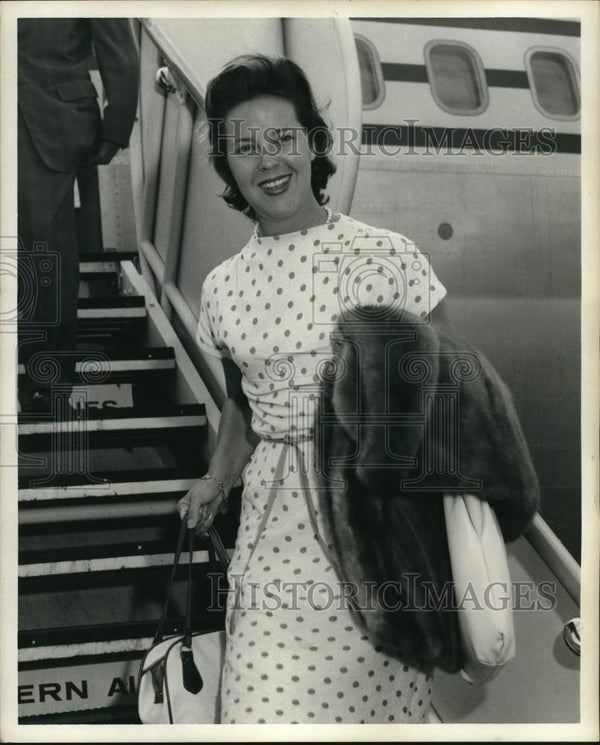 1961 Press Photo Wife of golfer Gary Player arrives at Sea-Tac Airport ...