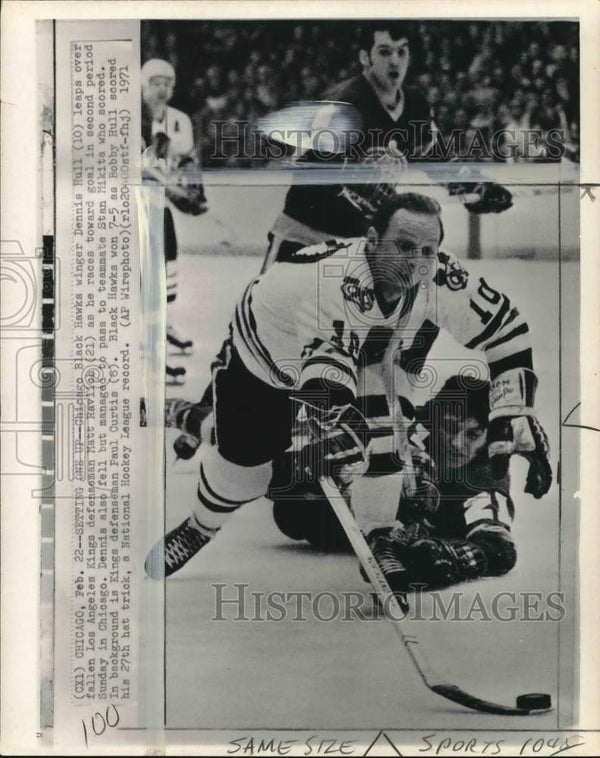 1971 Press Photo Chicago's Dennis Hull leaps over fallen Matt Ravlich ...