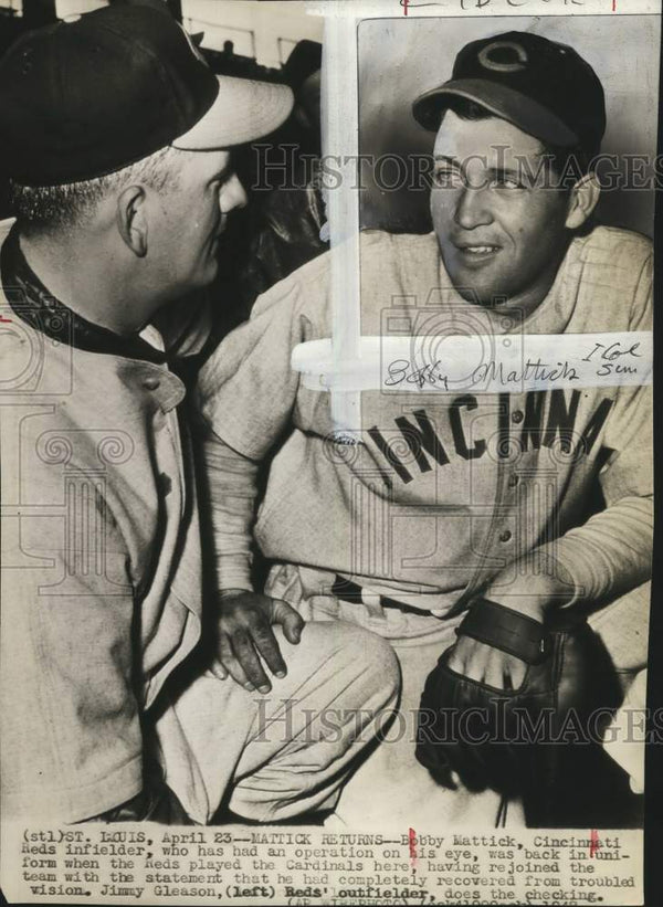 1942 Press Photo Reds' Jimmy Gleason checks Bobby Mattick's eye, St. L ...