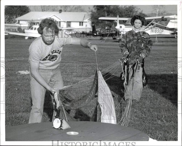 1979 Press Photo Skydivers Frank Messer and Lou Smith Packing Parachut ...