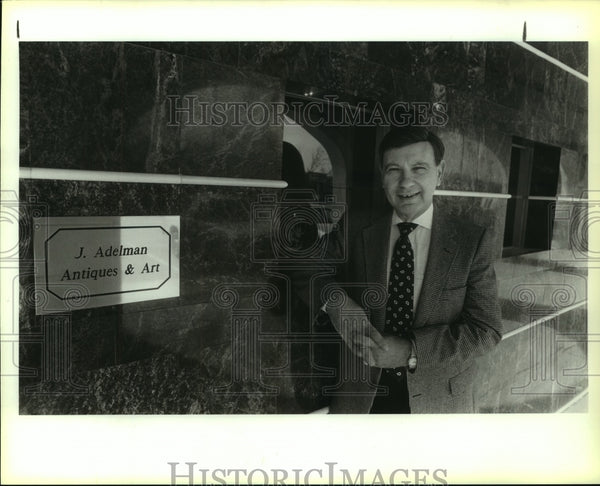 1989 Press Photo Jay Adelman, Antiques and Art Dealer at Office Buildi ...