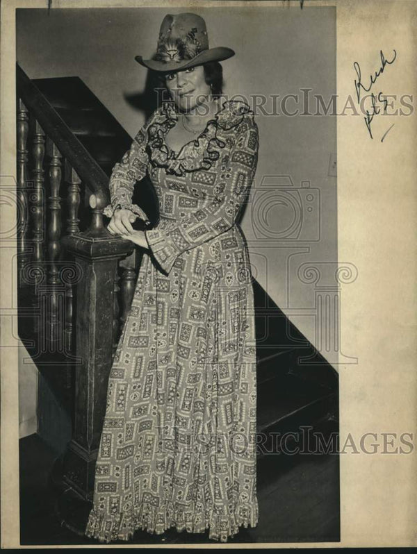 1981 Press Photo Libba Barnes in a print dress and hat - saa01637 ...