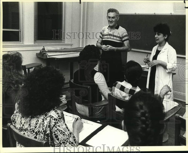 1987 Press Photo Rev. Jack O'Donoghue and class at Incarnate Word Coll ...