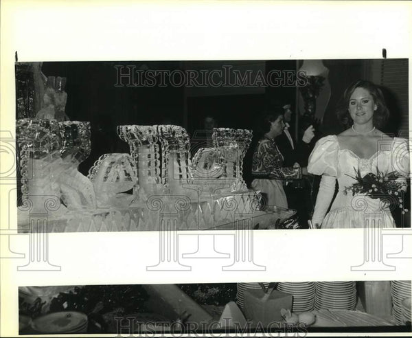 1986 Kelley Traylor With Ice Sculpture Spelling Her Name - Historic Images