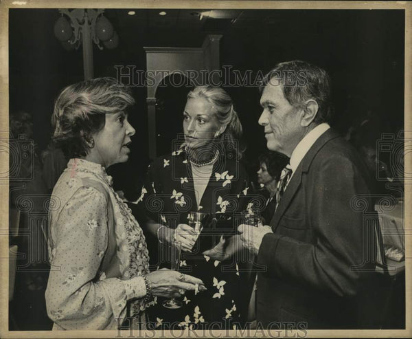 1978 Morris and Lisa Jaffe talking with lady at an event - Historic Images
