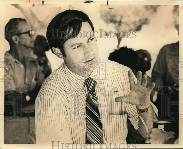 1979 Doug Harlan gestures. - Historic Images