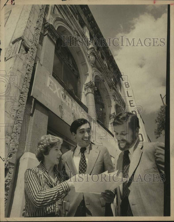 1979 Mary Ann Castleberry conferring with Henry Cisneros-Dick Coinei ...