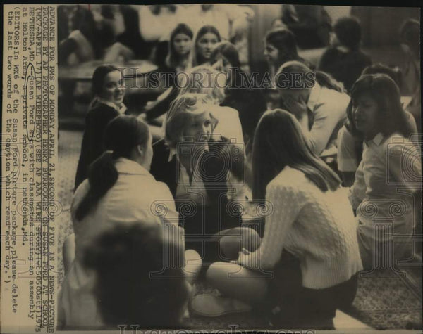 1975 Susan Ford with classmates at Holton Arms, Maryland - Historic Images
