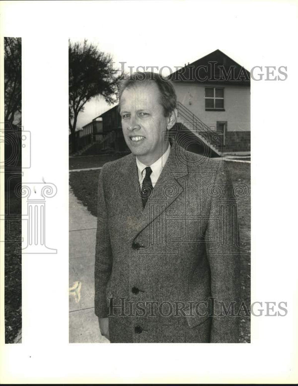 1982 Sam Milsap in front of the Victoria Courts, Texas - Historic Images