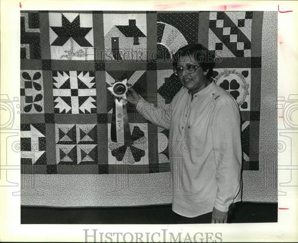 1985 Press Photo Becky Hooper and her winning quilt at Stock Show & Ro ...