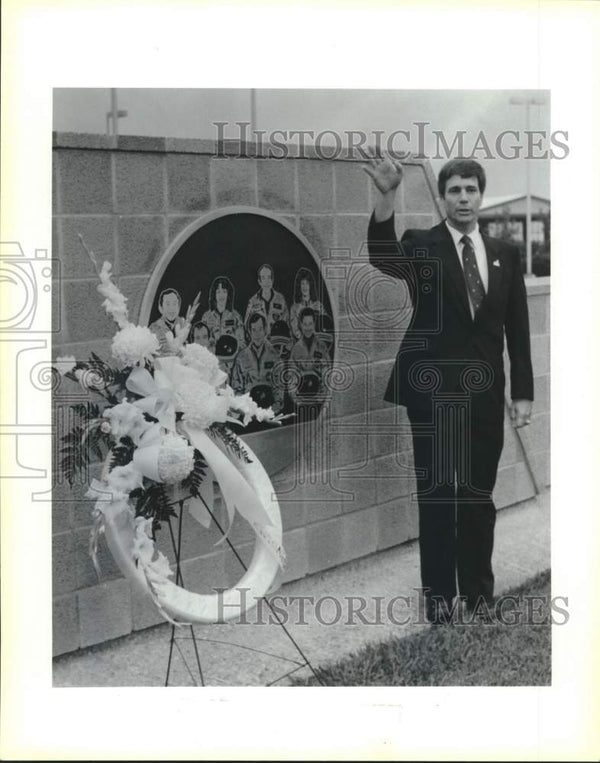 1989 Col. John Blaha at wreath laying ceremony, San Antonio airport ...
