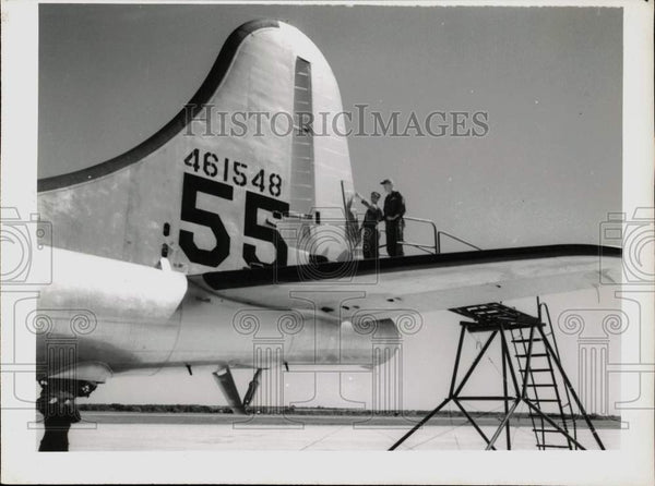 Press Photo Crewmen checking tail assembly on U.S. Air Force B-29 airc ...