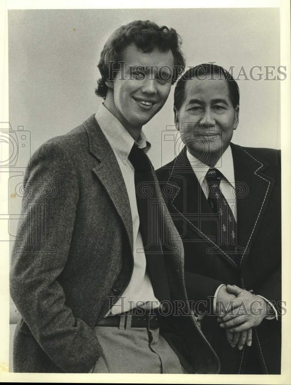 Director Les Landau with man in portrait - Historic Images