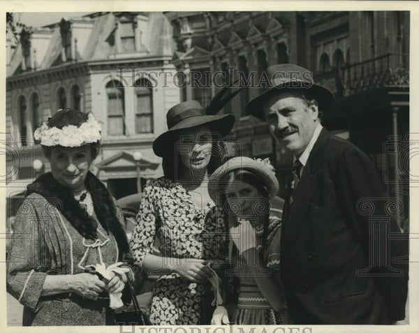 Actress Mildred Natwick with co-stars in show scene - Historic Images