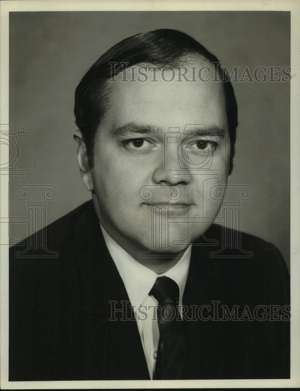 Journalist Robert Wussler in closeup - Historic Images