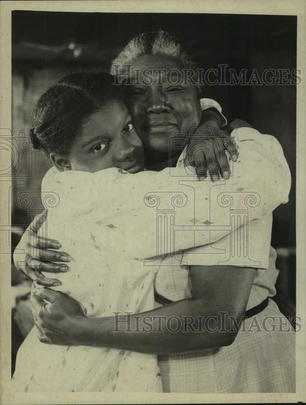 Actress Esther Rolle Embraces Co-Star in Scene - Historic Images