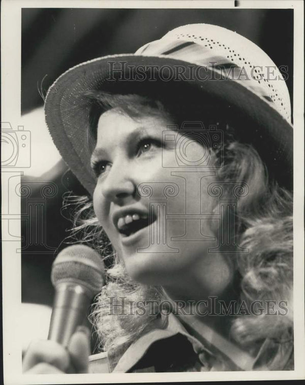 Country Singer Tanya Tucker in closeup - Historic Images