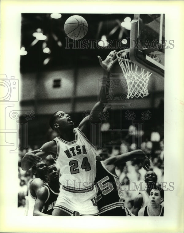 1988 Frank Hampton up for two against Mercer, College Basketball ...