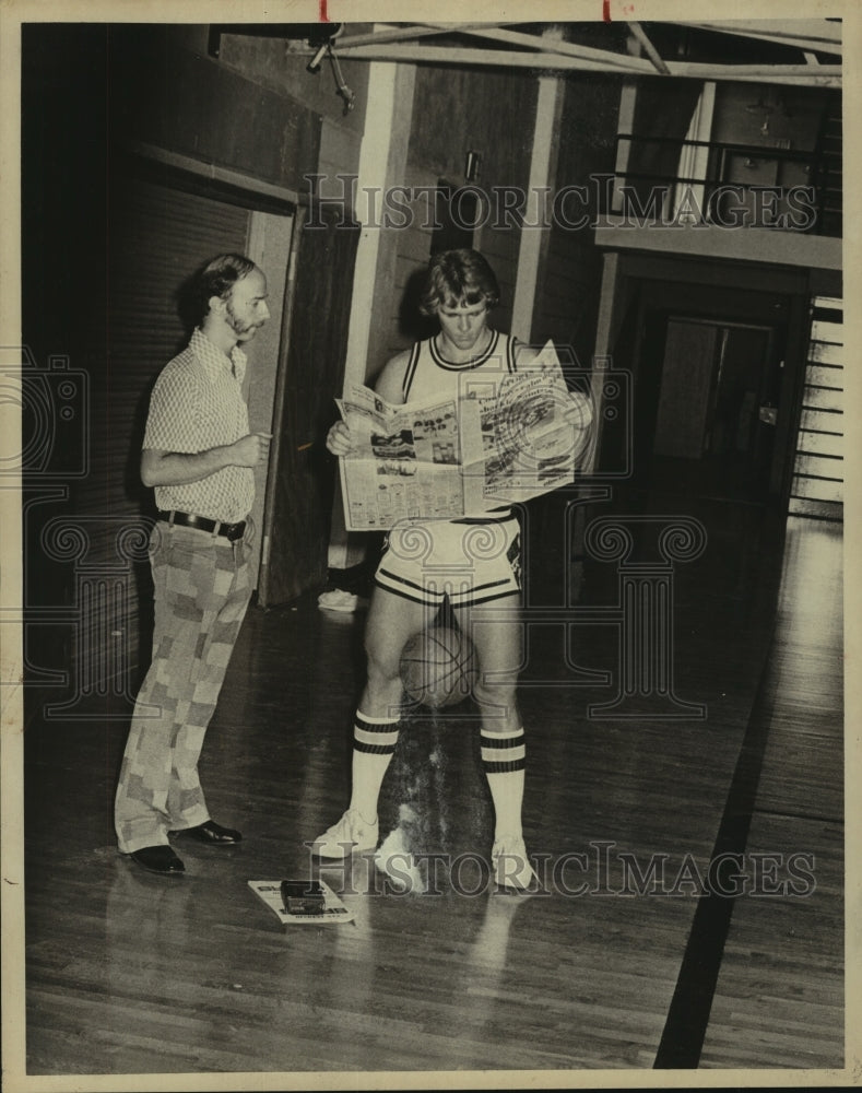 Press Photo San Antonio Spurs basketball player George Karl reads a ne ...