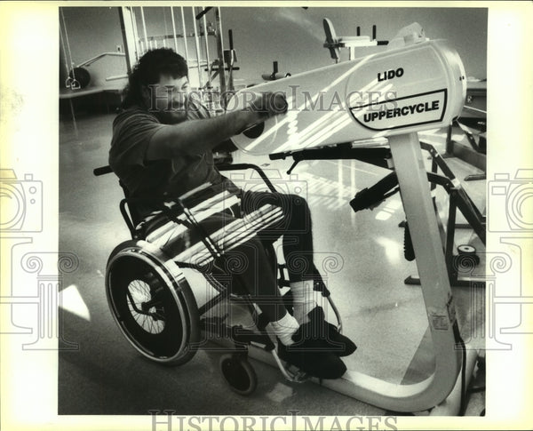 1993 Press Photo Former football star Gabe Rivera works out in San Ant ...