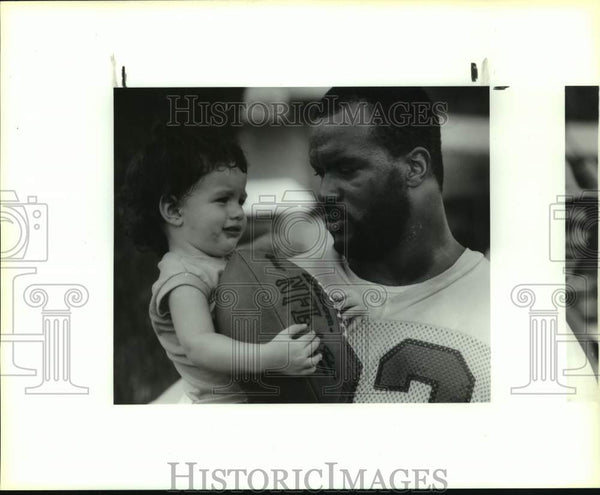 1990 Press Photo Houston Oilers linebacker Robert Lyles with fan Justi ...