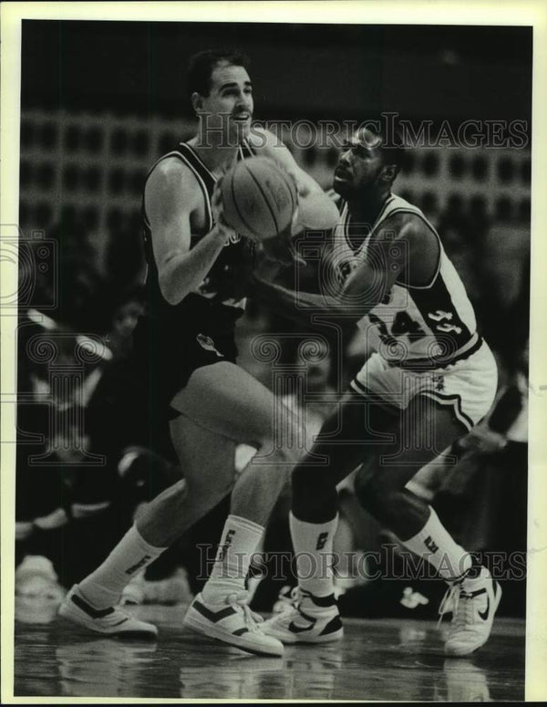 1988 Press Photo San Antonio Spurs basketball player Mike Mitchell vs ...