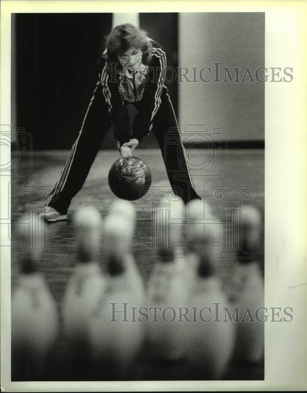 1988 Press Photo Special Olympics bowler Kimberly Gearhart at Fair Mea ...