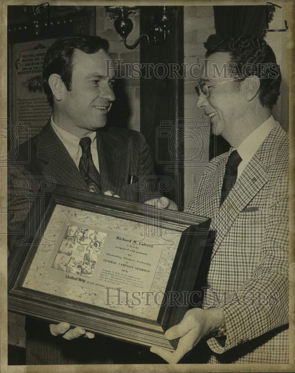 1976 Press Photo Richard W. Calvert and Arthur O. de la , United Way ...